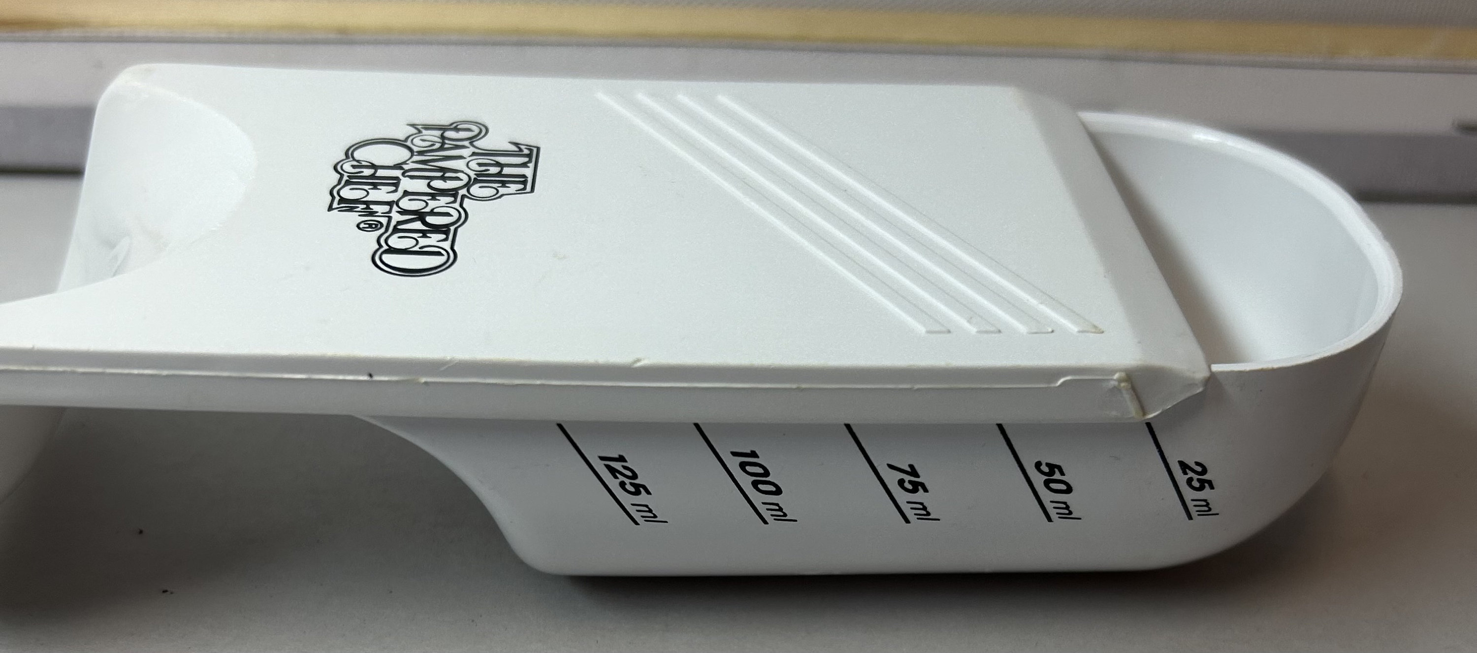 The Pampered Chef Adjustable Measuring Cup 1/8 1/2 Cup 50-250ml Dry ...