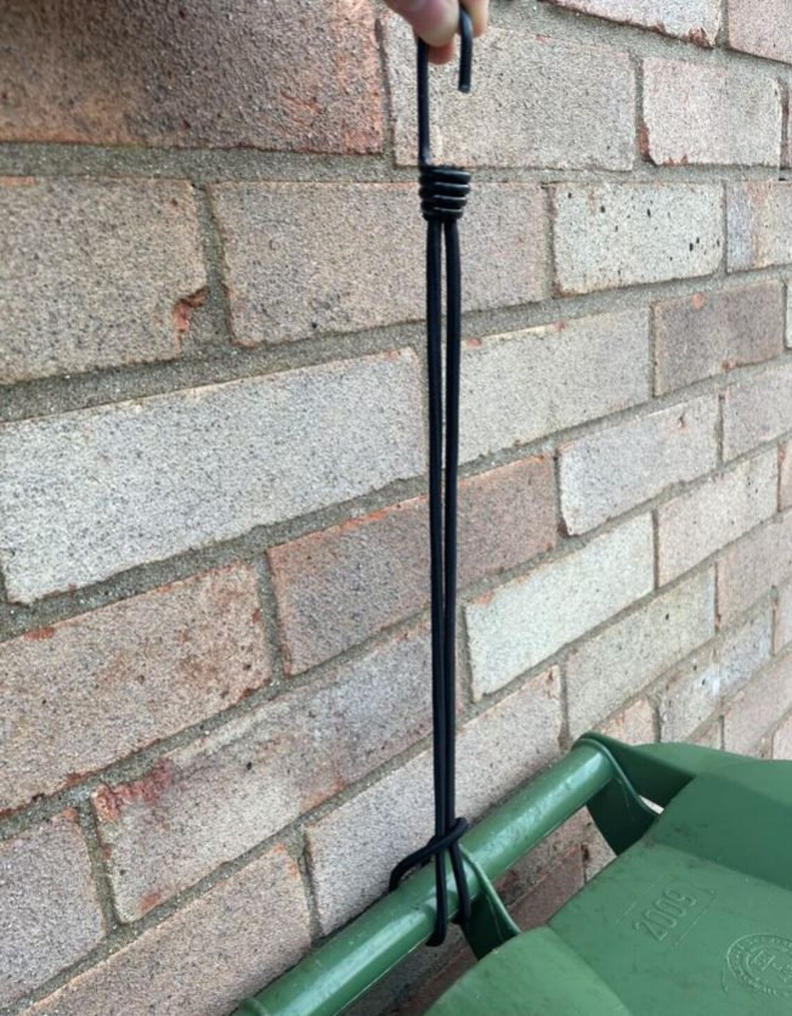 Wheelie Bin Straps Lid Securing Tie Down Strap No Drilling Bungee Cord ...