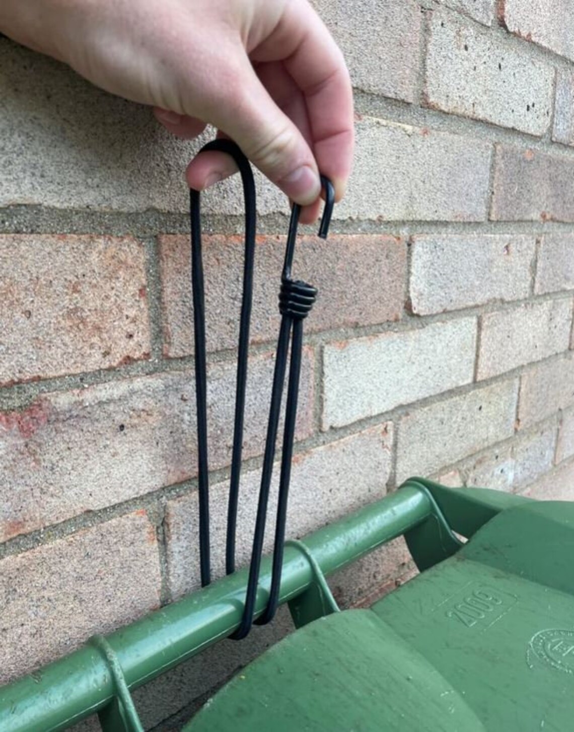 Wheelie Bin Straps Lid Securing Tie Down Strap No Drilling Bungee Cord ...