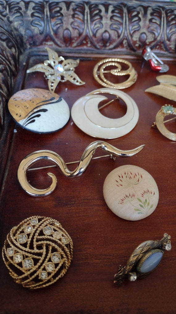 Vintage most are signed - Gem