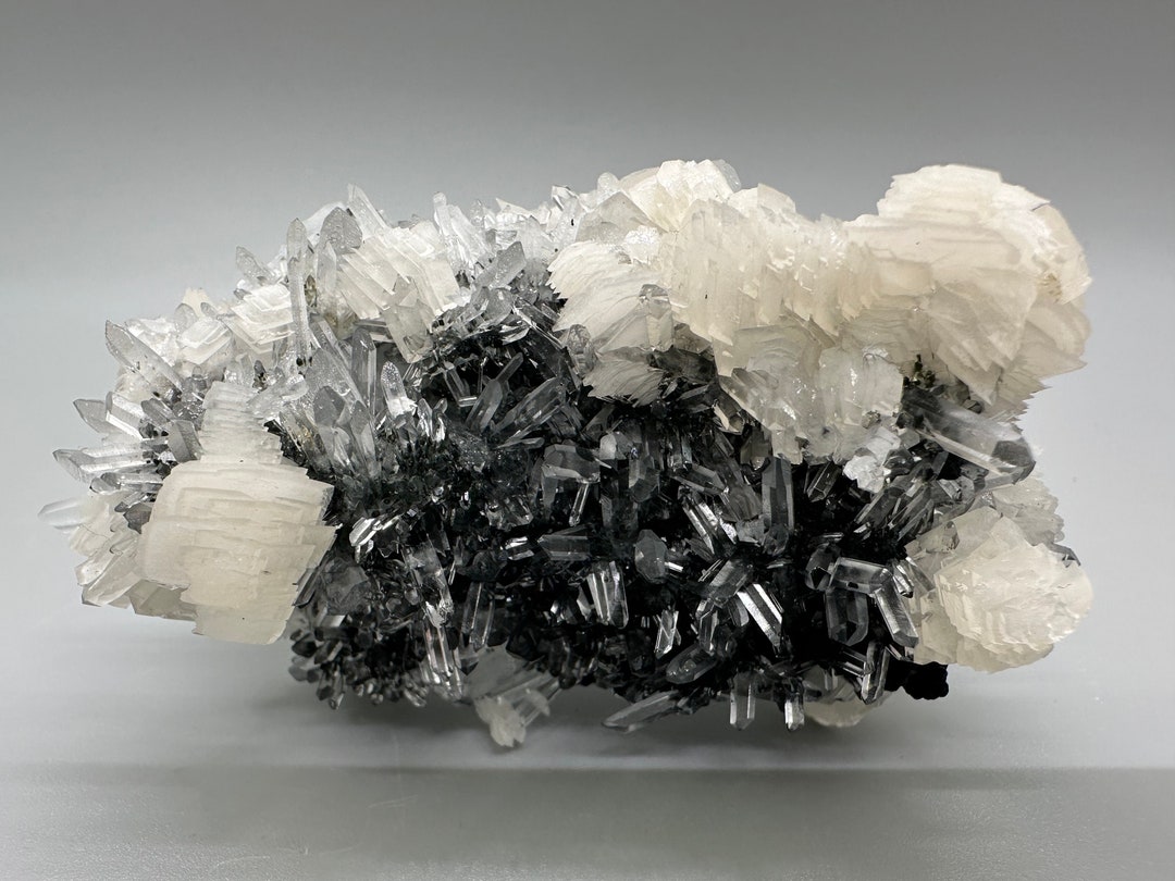 Stunning UV Fluorescent Calcite on Transparent Quartz Whit Chlorite ...