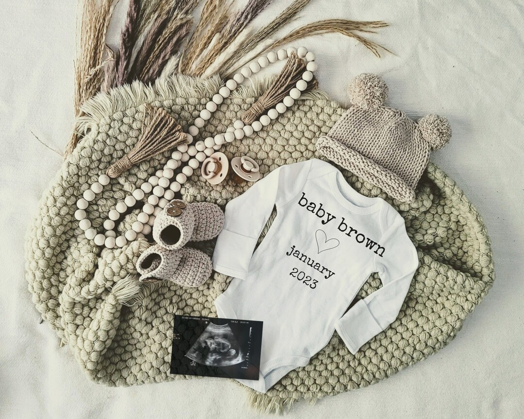 Neutral Pregnancy Announcement | Modern | Simple Pregnancy Announcement ...