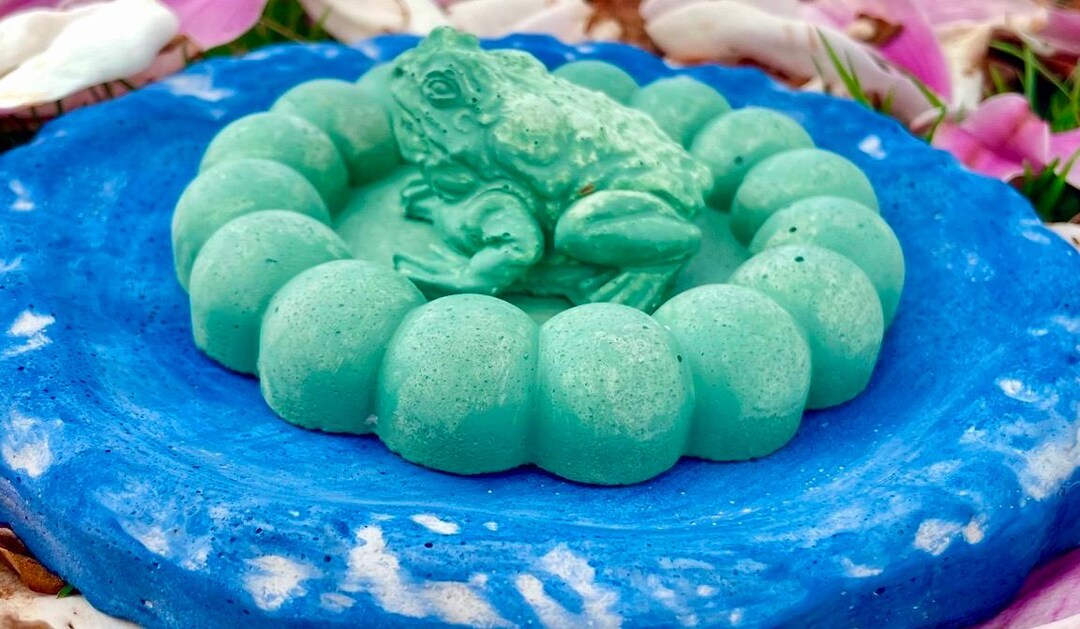 8" Cement BEE PUDDLER Dish W/frog on Lily Pad | Butterfly Bathe ...