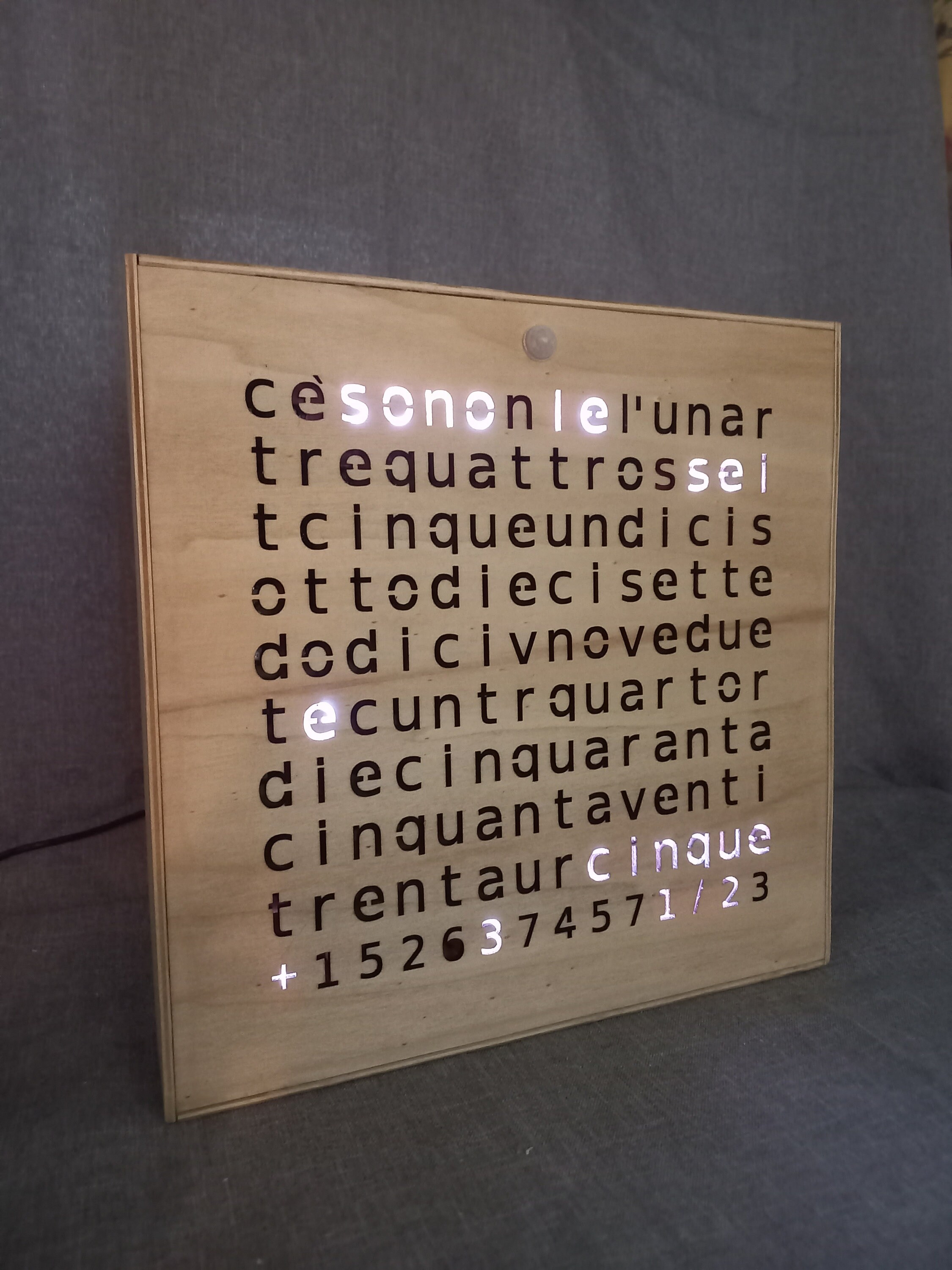 Orologio Da Parete O Tavolo Formato Da Parole, in Legno, Arduino E Led ...