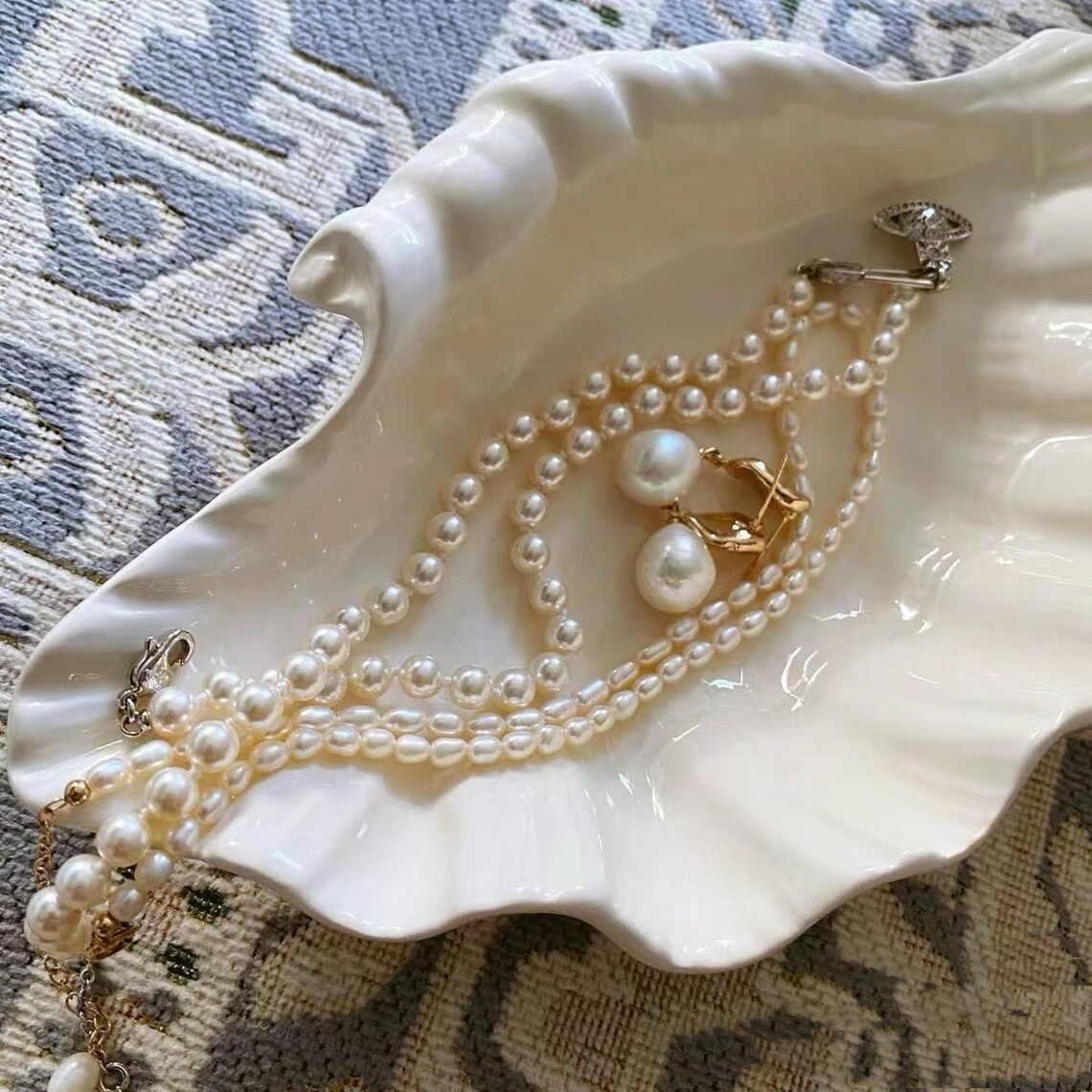 English White Leedsware Royal Creamware Shell Shape Trinket Pin or ...