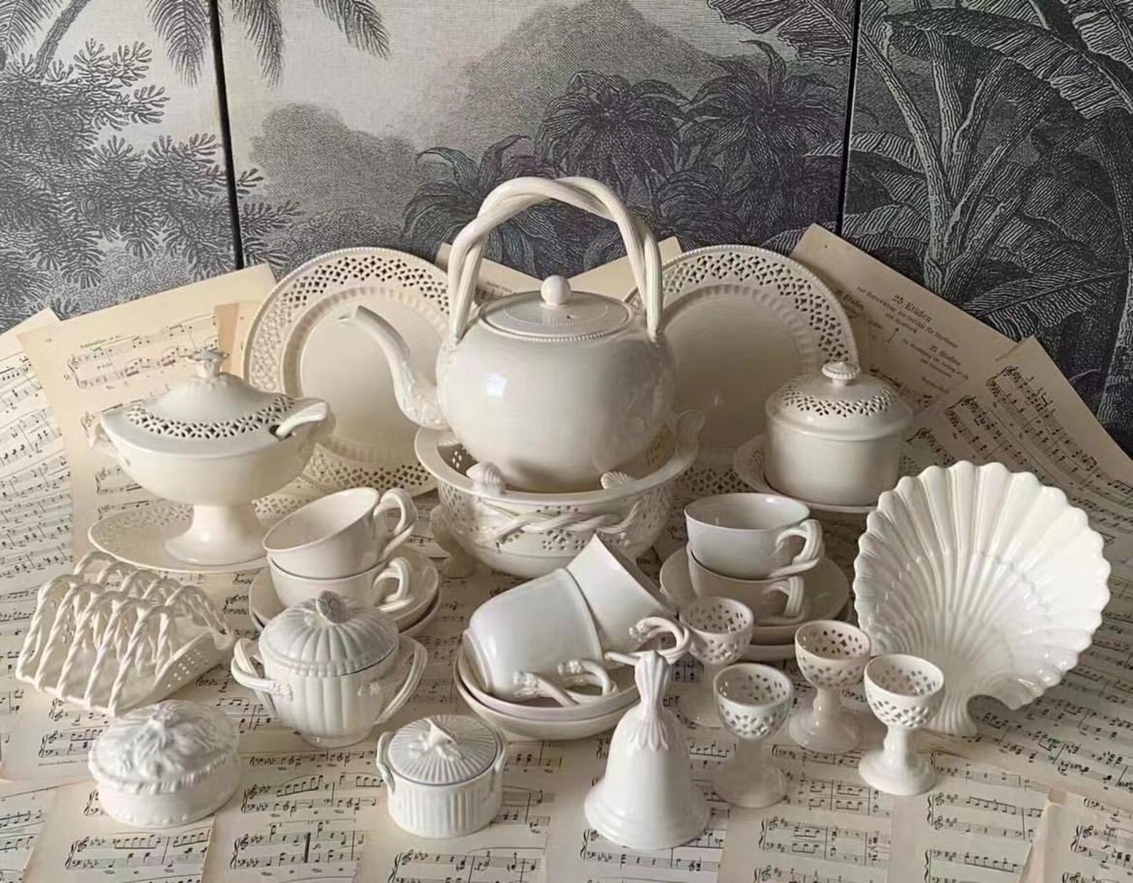 English White Leedsware Royal Creamware Shell Shape Trinket Pin or ...