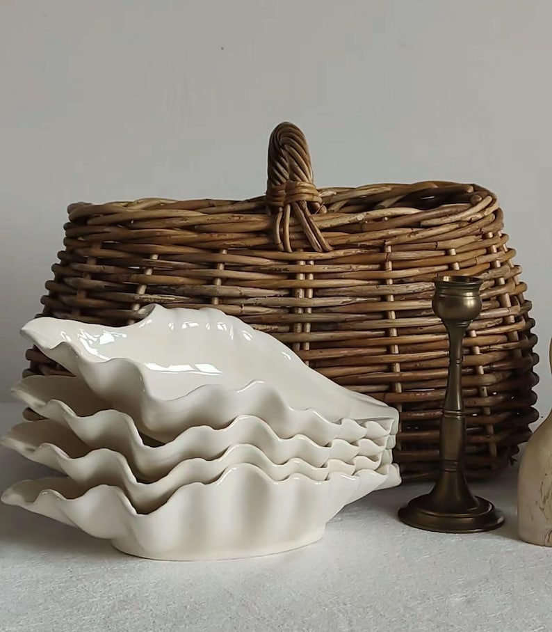 English White Leedsware Royal Creamware Shell Shape Trinket Pin or ...