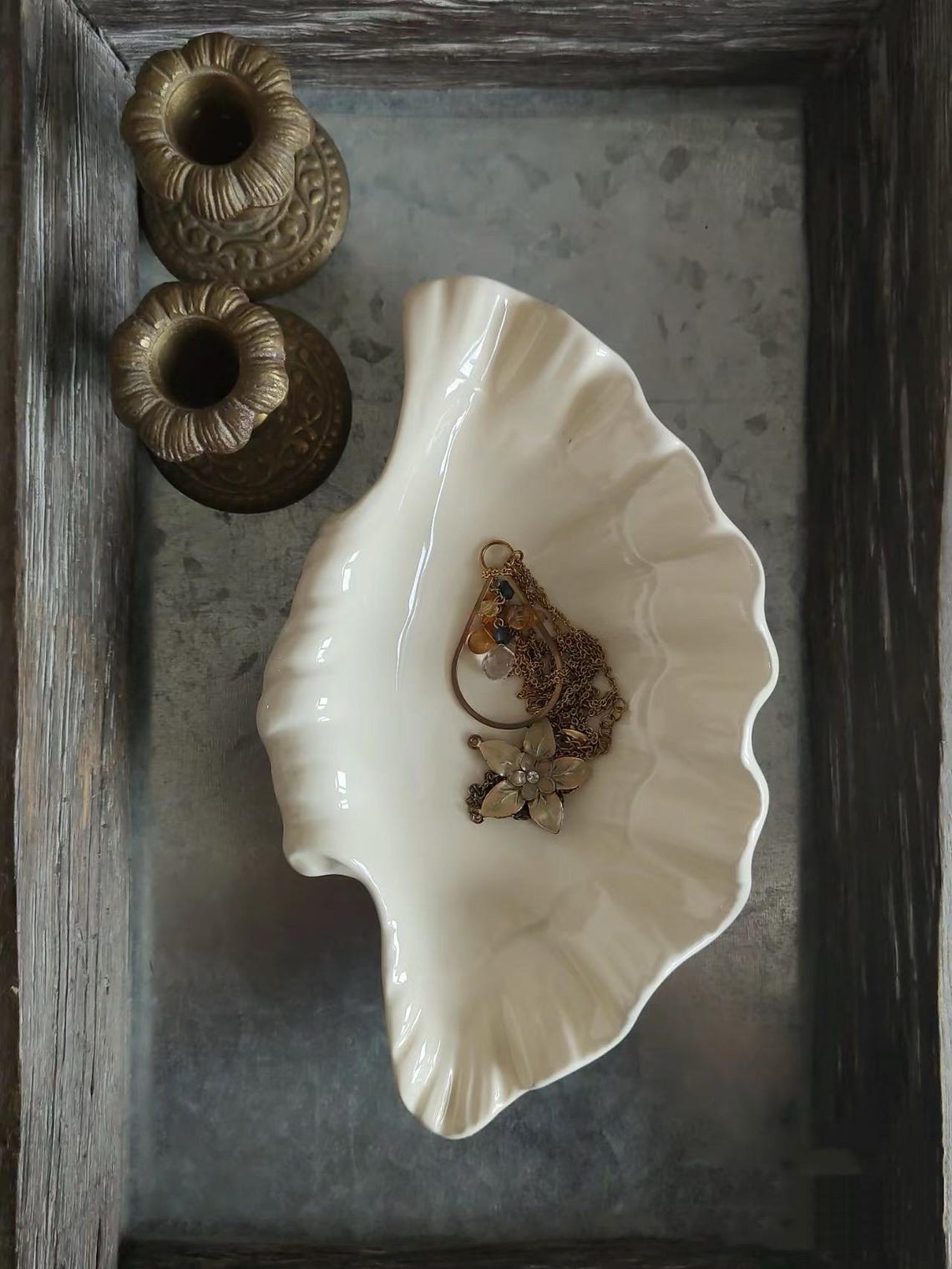English White Leedsware Royal Creamware Shell Shape Trinket Pin or ...