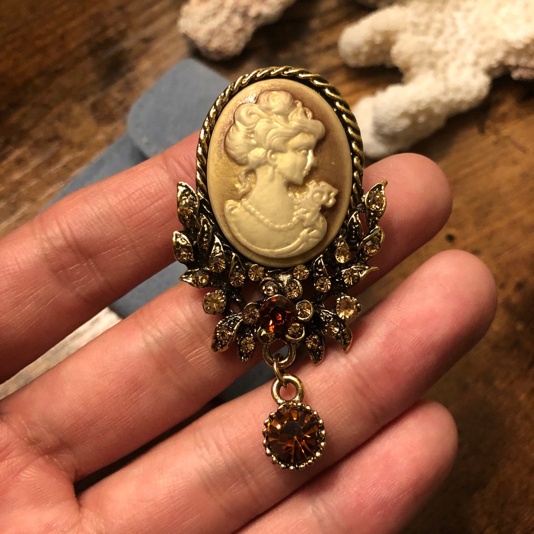 Belle broche camée (6,3 x 3,8 cm), broche de sculpture en relief, avec ...
