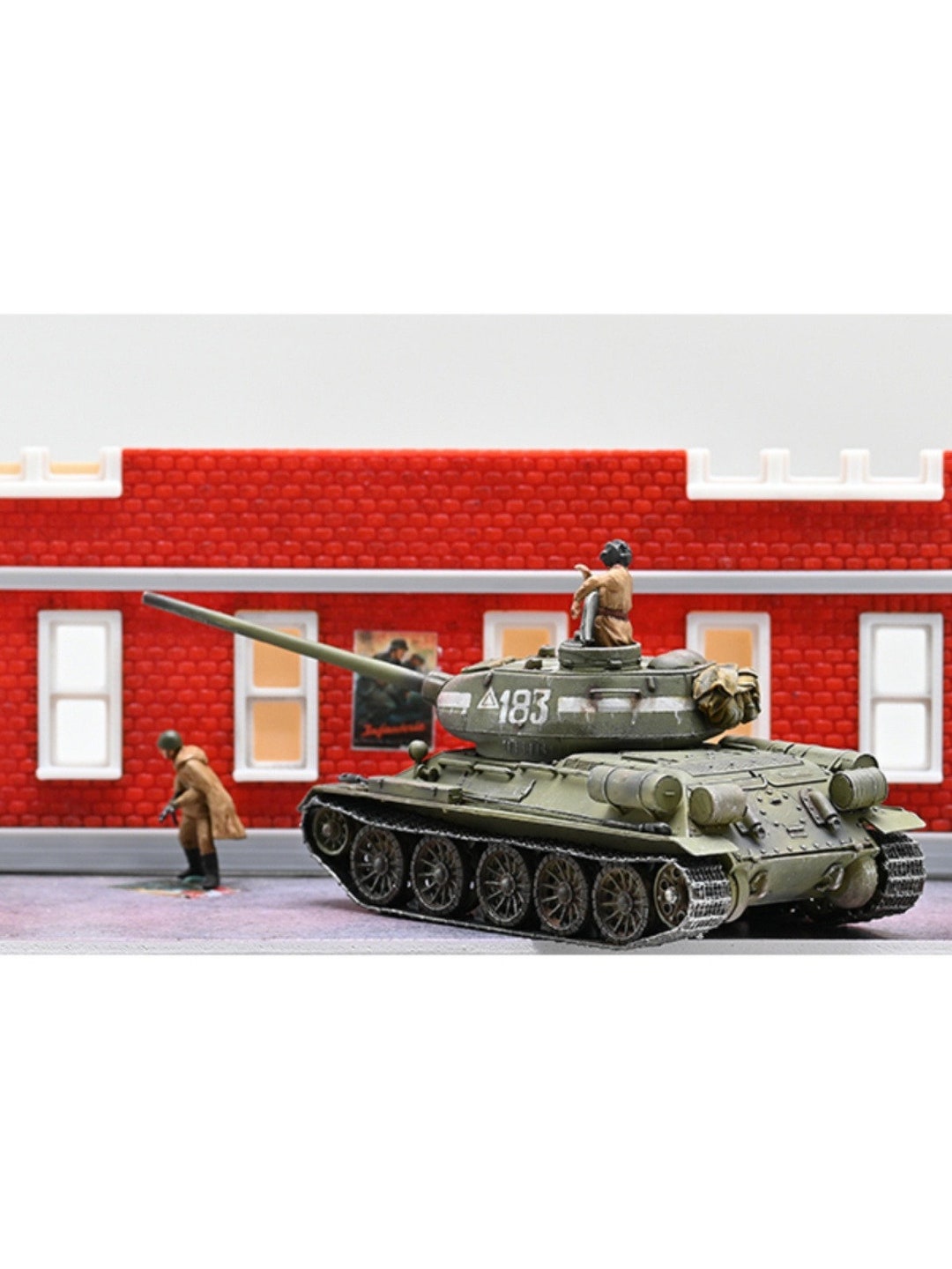 1: 72 Scale T-34 Tank With Berlin Platform and Person Plastic ...
