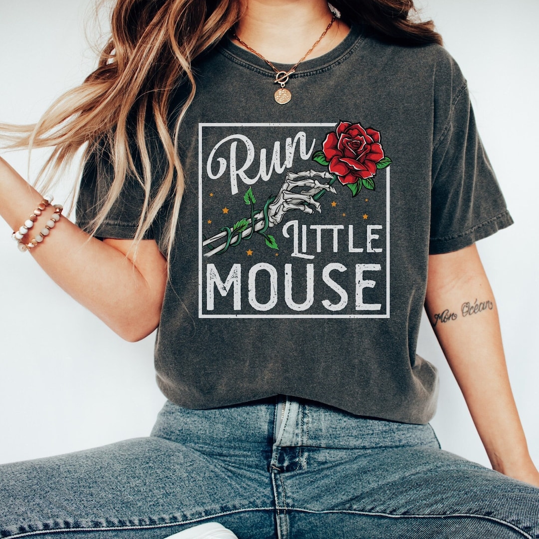 Camiseta Run Little Mouse Comfort Colors, Dark Romance, Haunting ...