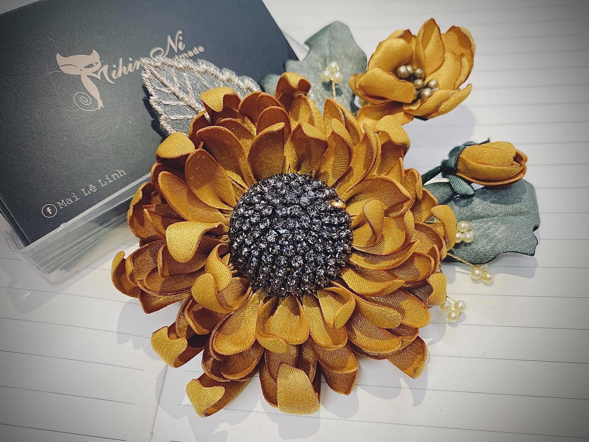 Brooch, Pin Flower: Silk, Flowers Design Camellias, Rose, Daisy, Peach ...