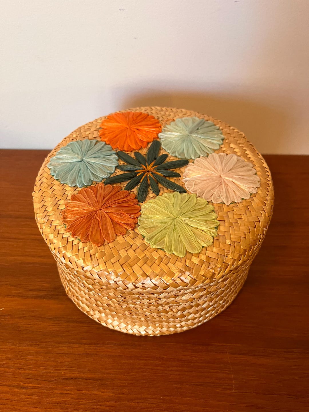 Vintage Round Woven Basket With Lid - Raffia Flowers - 1970s ...