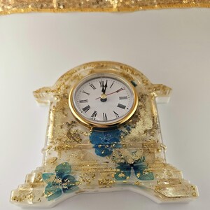Handmade Resin Mantle Clock: Pressed Flower & Gold Flakes - Etsy