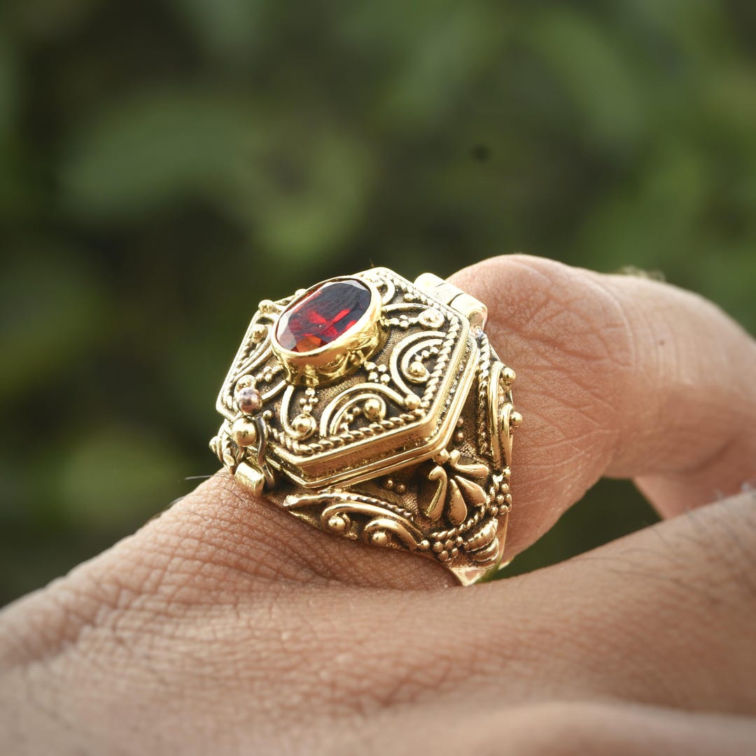 Brass Poison Ring, Medieval Jewelry, Victorian History, Poisoner ...