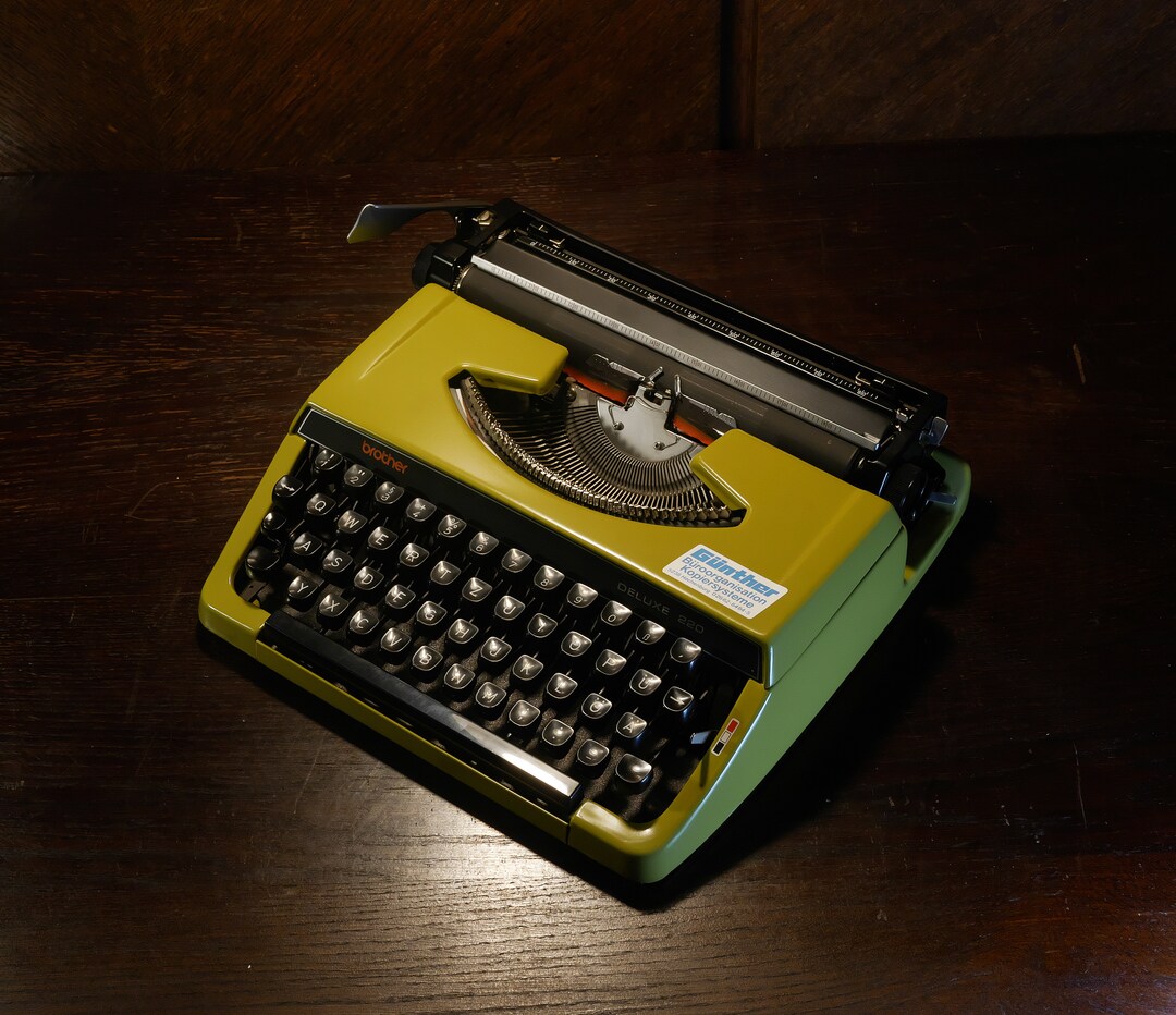 Typewriter Brother Deluxe 220 Vintage Portable Made in Japan - Etsy
