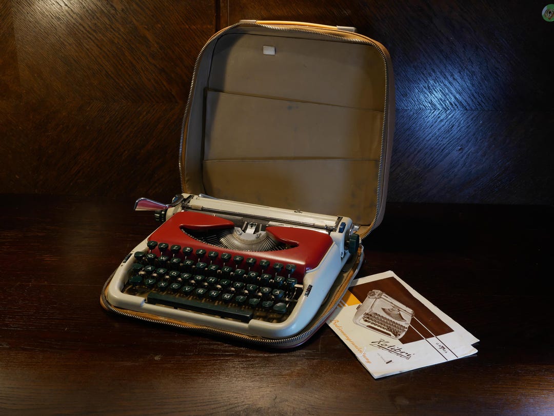 Groma Kolibri Typewriter red and Gray Typewriter Working Typewriter ...
