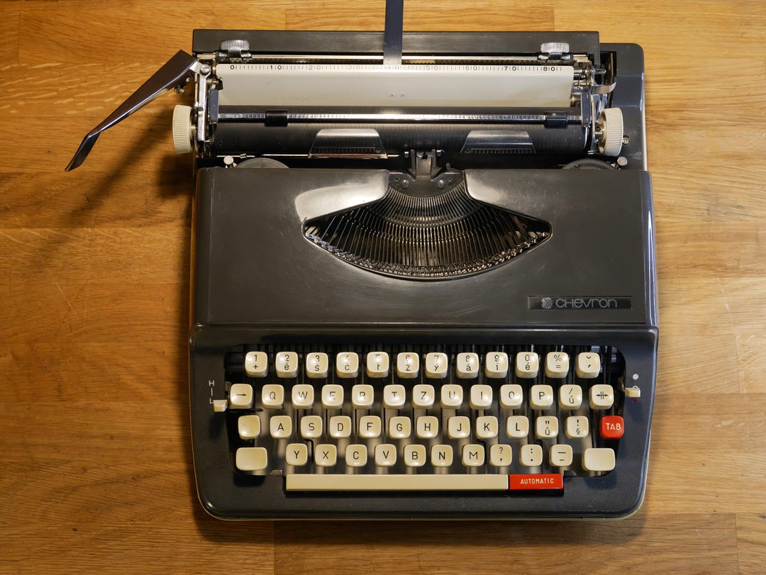 CHEVRON Vintage Portable Typewriter, Classic Typewriter, QWERTZ ...