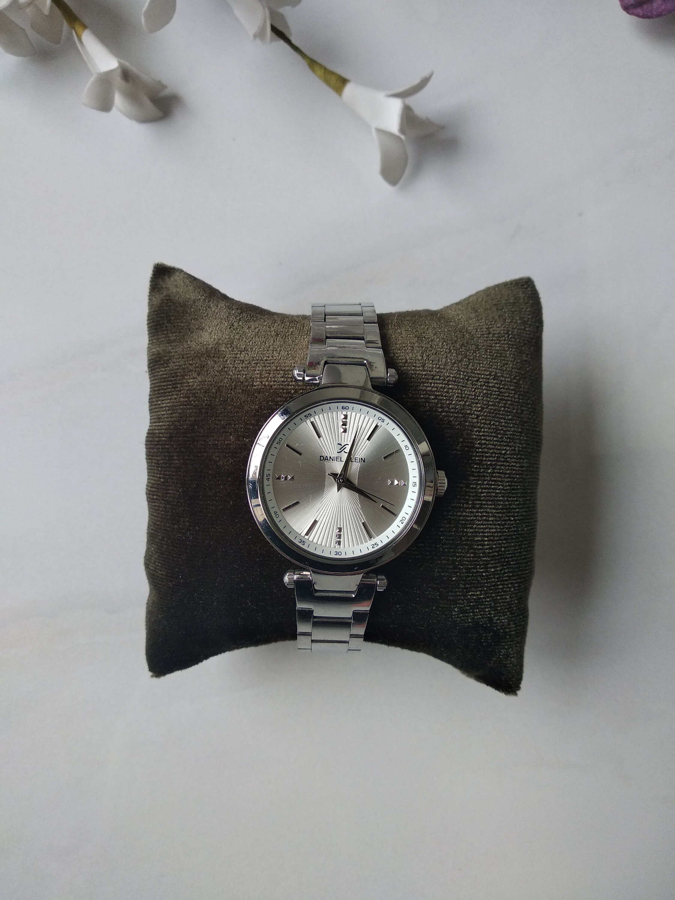 Flexible Velvet Bracelet Pillow, Watch Pillow, Jewelry Cushion Display ...