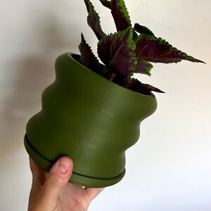 Bubble Wave Plant Pot With Drainage in White, Black, Olive Green, Blue ...
