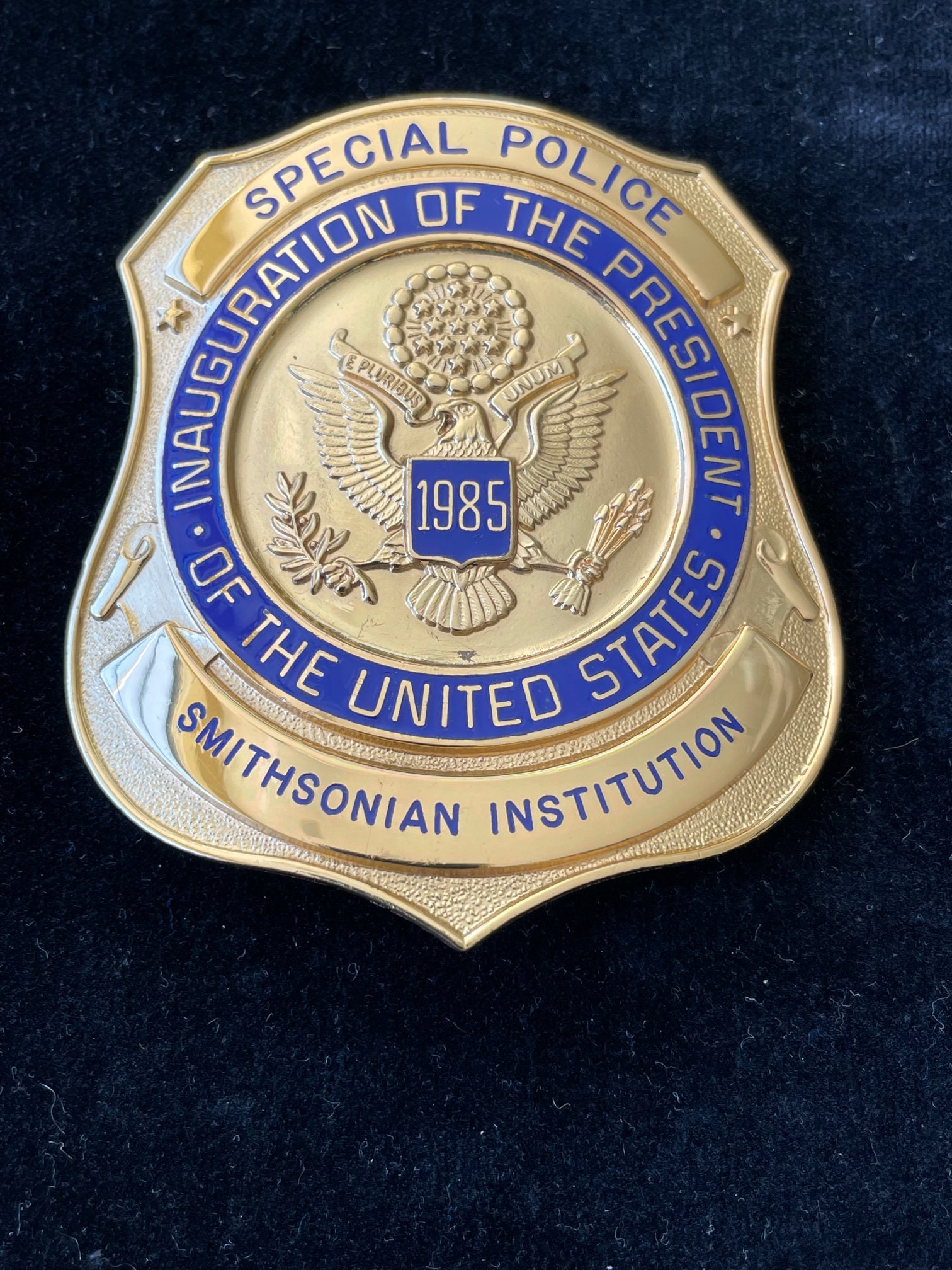 1985 SMITHSONIAN POLICE INAUGURATION Badge President Ronald Reagan Art ...