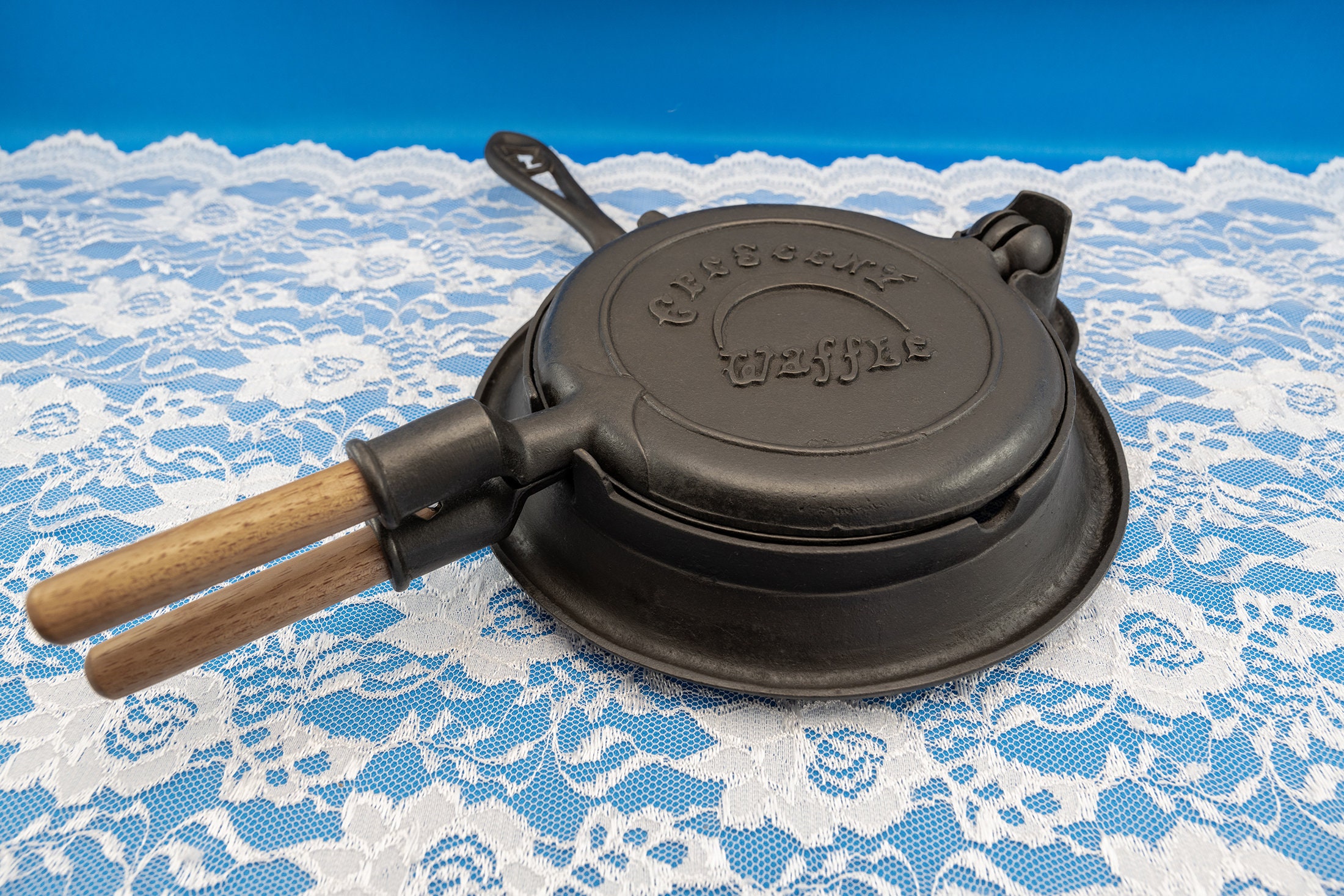 No. 7 Crescent Waffle Cast Iron Fanner MFG CO. Cleveland, Oh. Side ...