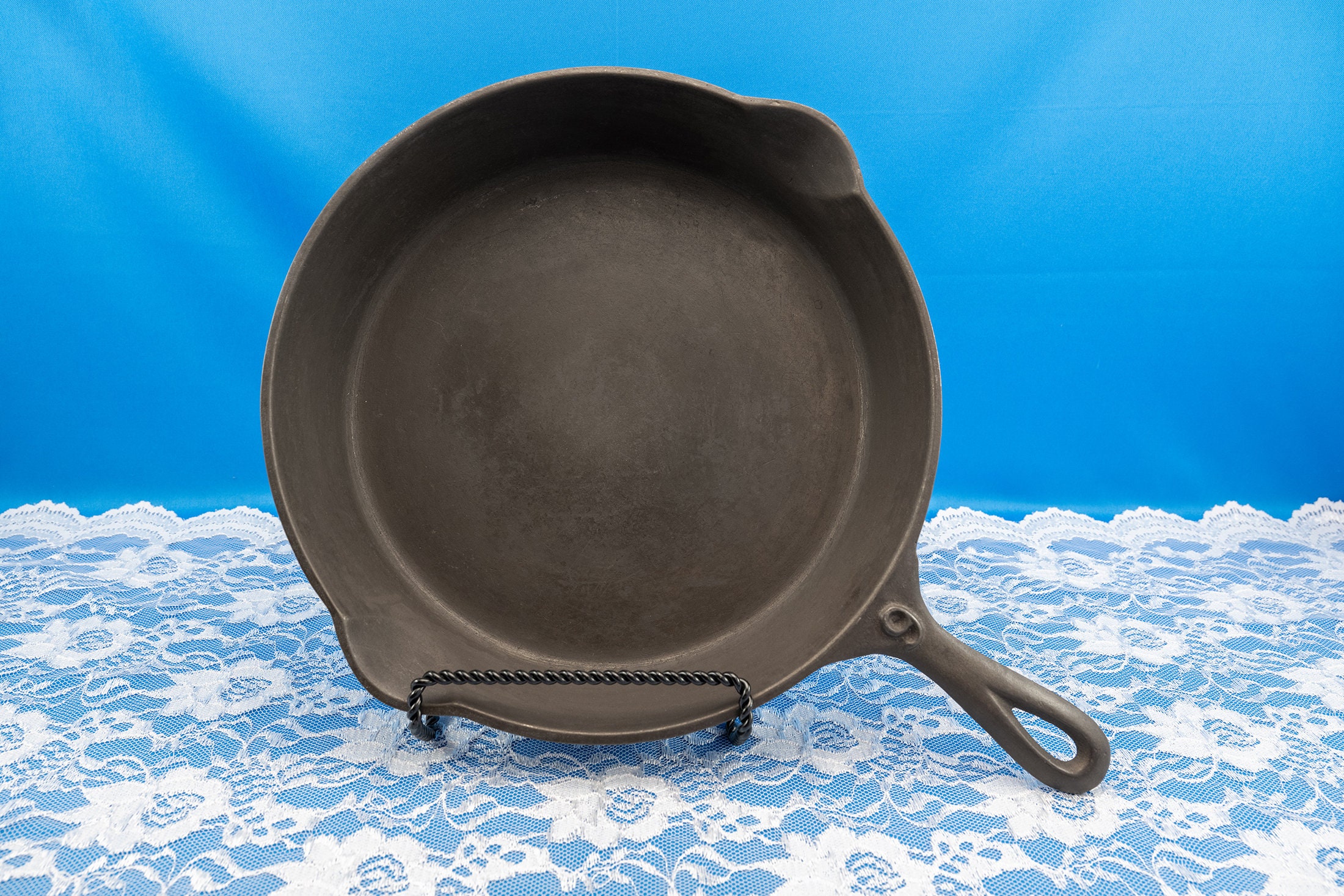 No. 9 Arc Logo Single Notch Lodge Cast Iron Skillet, One Notch, Inset ...