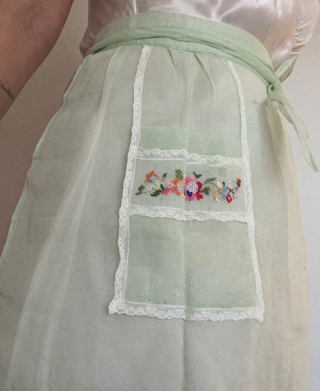 Vintage Sheer Mint Green Tie-back Apron With Embroidered Detail Ladie's ...