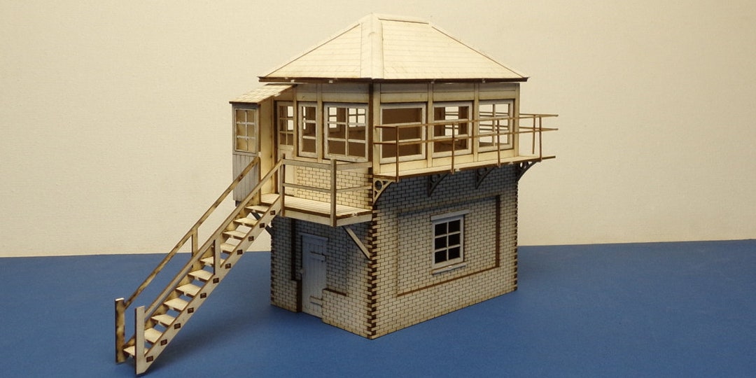 B 70-27L O Gauge SR Style Signal Box - Left Stairs - (7mm Scale, 1/43.5 ...