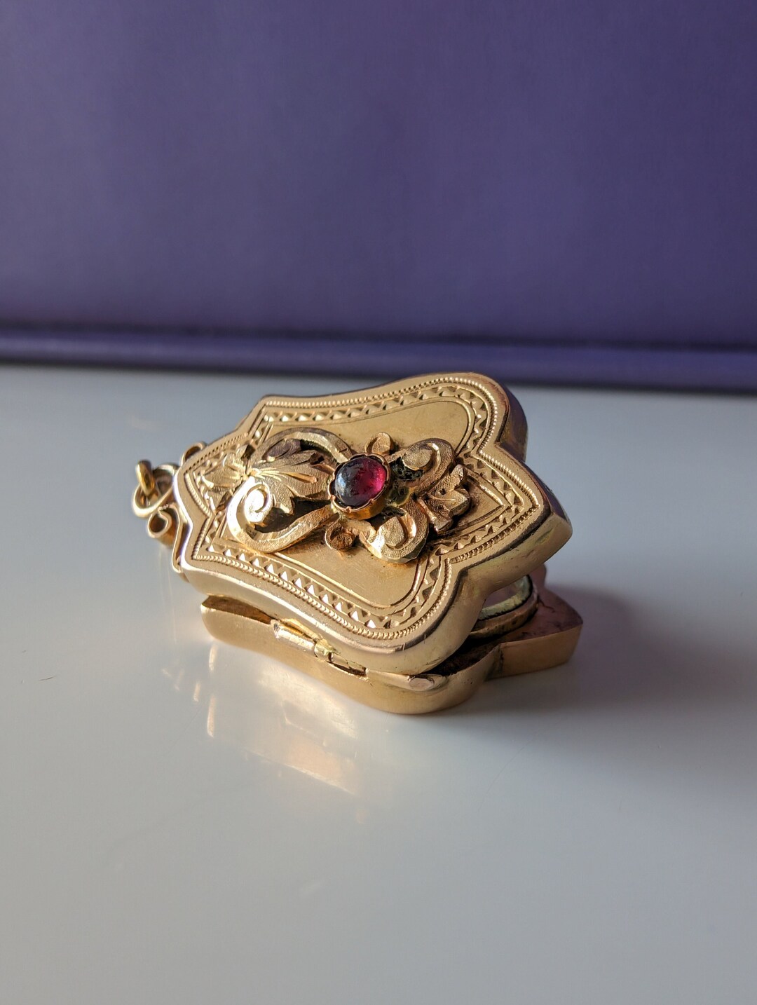 RARE 18K Antique Victorian Locket With Garnet Cabochon and Thick Glass ...