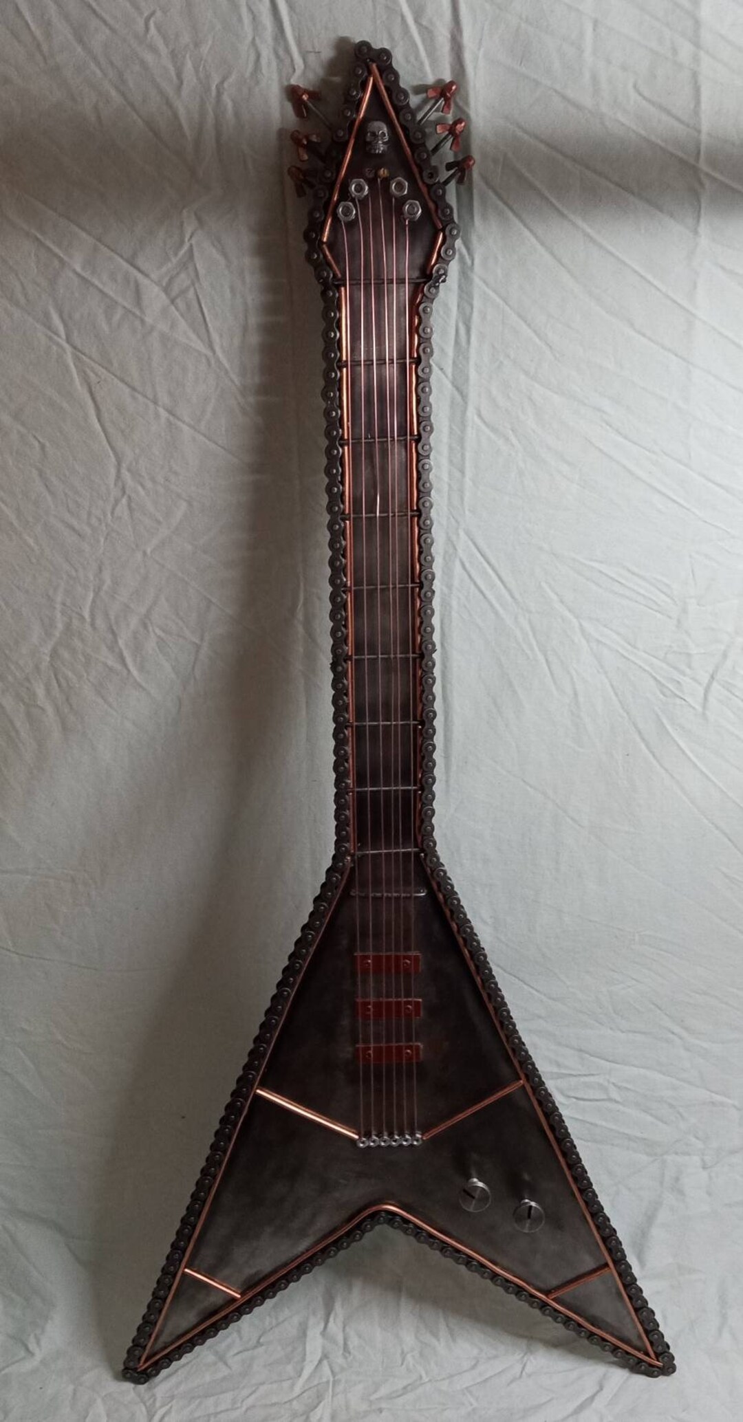 Heavy metal flying V wall art guitar scrap metal - Etsy México