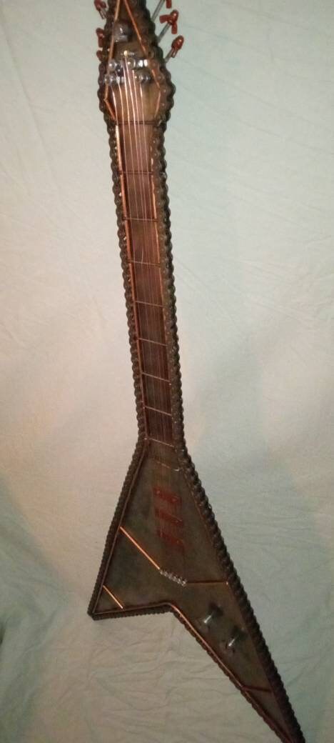 Heavy metal flying V wall art guitar scrap metal - Etsy México
