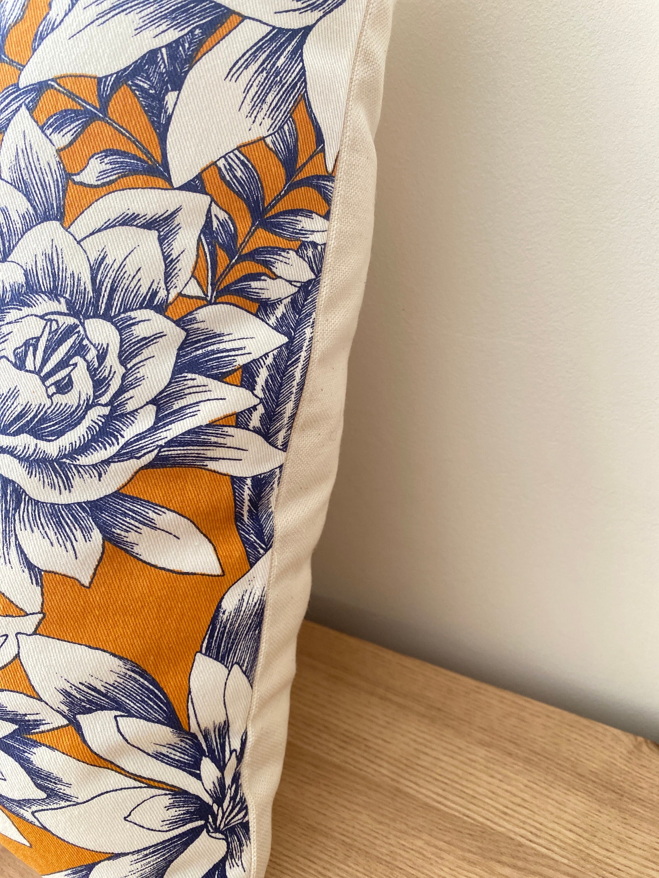 Decorative Cushion Cover 40x40 Cm White Flowers With Blue Outlines on a ...