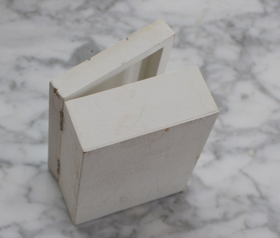 Small Seagull Themed box - white with hinges - Gem