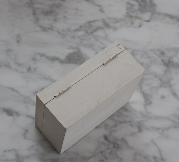 Small Seagull Themed box - white with hinges - Gem