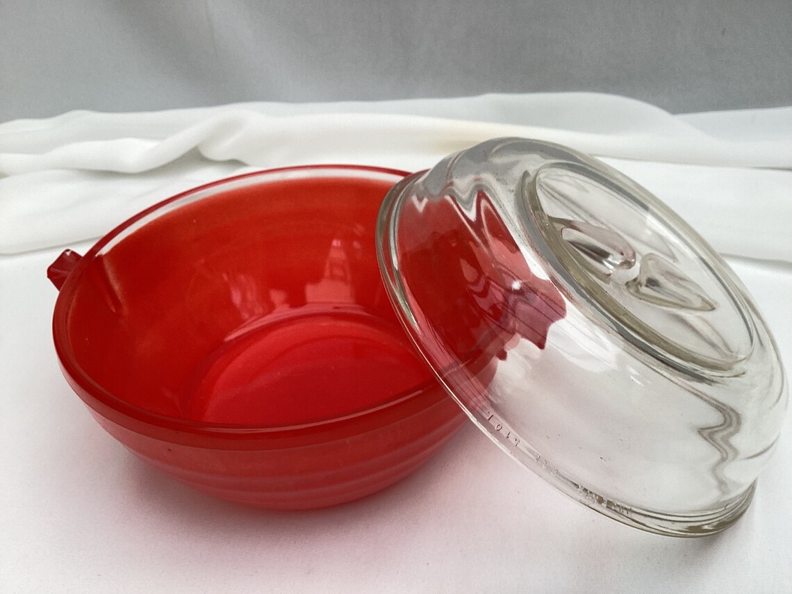 Red Sprayware Phoenix Pyrex Lidded Dish, Oven to Table. 1950’s Atomic ...
