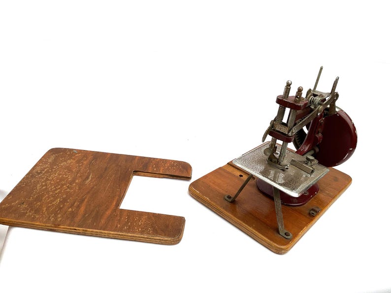 Mid Century Essex Miniature Sewing Machine: Hand Crank Travel Machine ...