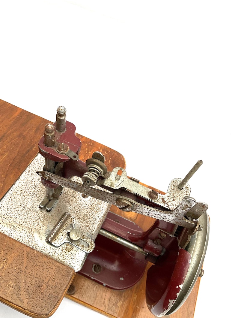 Mid Century Essex Miniature Sewing Machine: Hand Crank Travel Machine ...