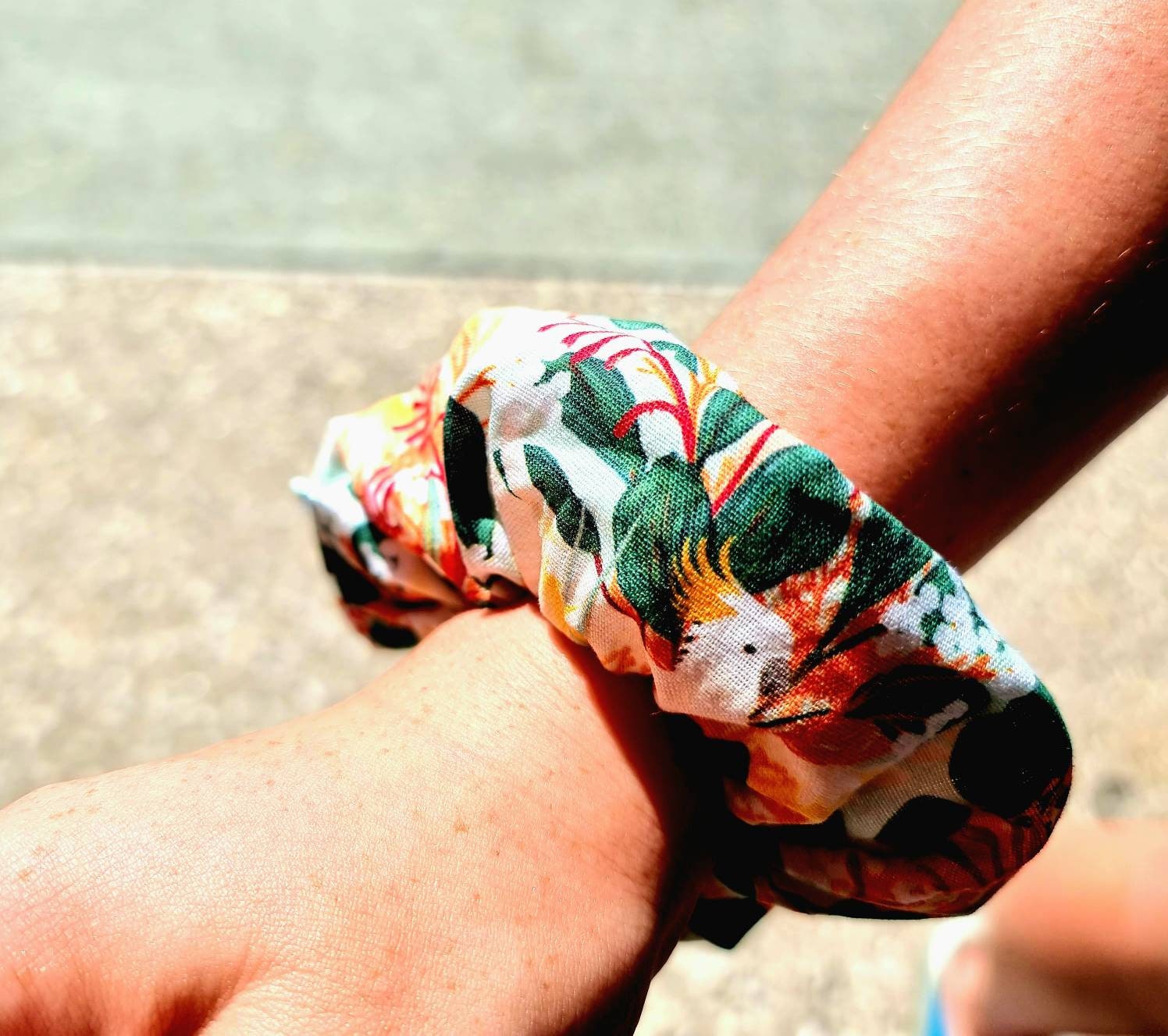 Australian Native Cockatoo and Kangaroo Paw Scrunchie - Etsy