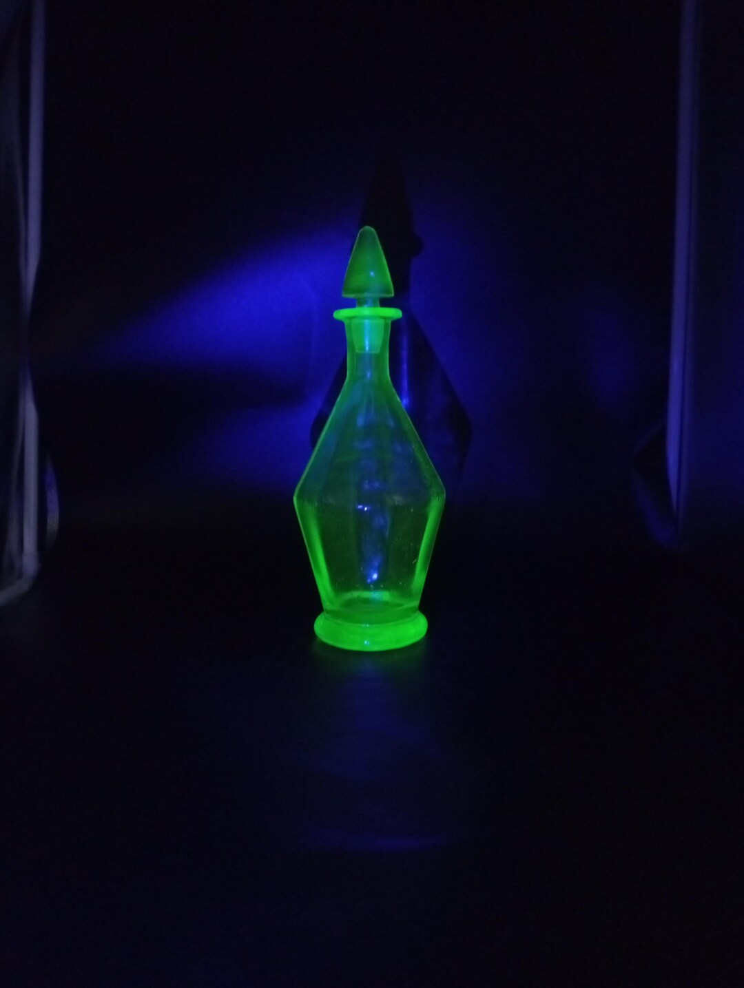 Art Deco Carafe in Uraline Ribbed Glass With UV Uranium France 1920s ...