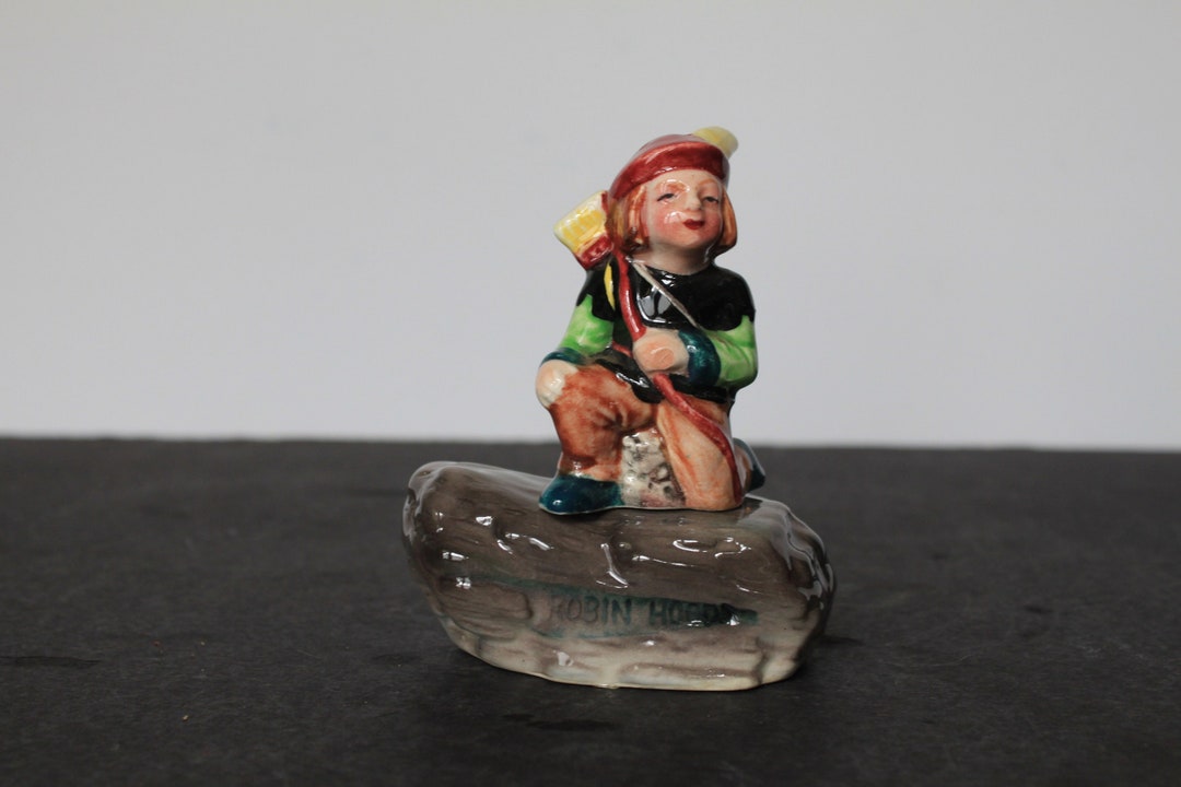 Vintage Robin Hood Salt & Pepper Shaker Set. Robin Hood Kneeling on ...