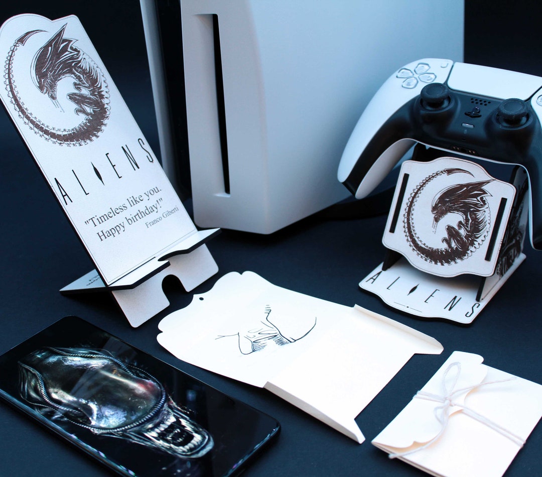 Alien Xenomorph Movie Holiday Gift: PS5 Controller Stand + Smartphone ...