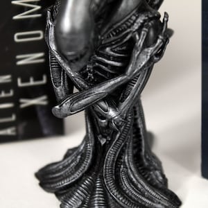 Alien Figure Collection Xenomorph Born Statue With Box and Plate ...