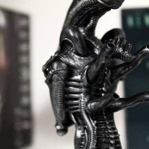 Alien Figure Collection Xenomorph Born Statue With Box and Plate ...