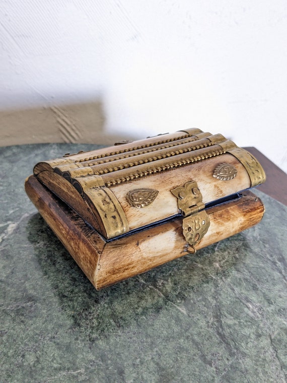 Brass and bone box - Gem