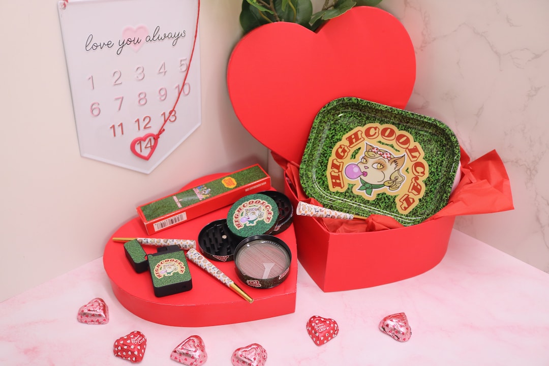 Adorable Valentines Gift Set Daphney Lighter, Tray, Grinder ...