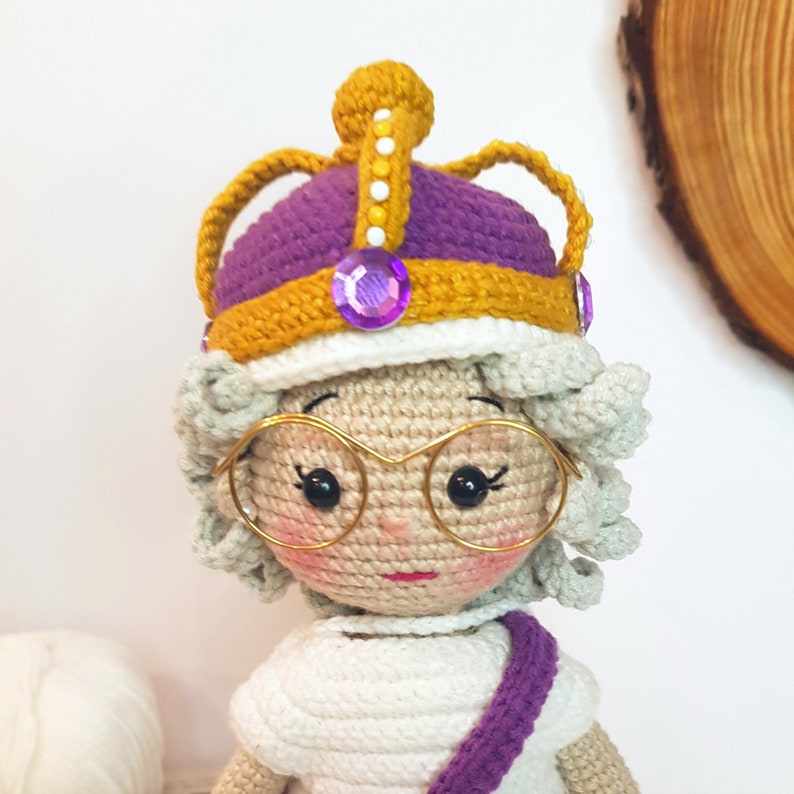 PDF QUEEN Crochet Pattern Her Majesty Queen Souvenir - Etsy