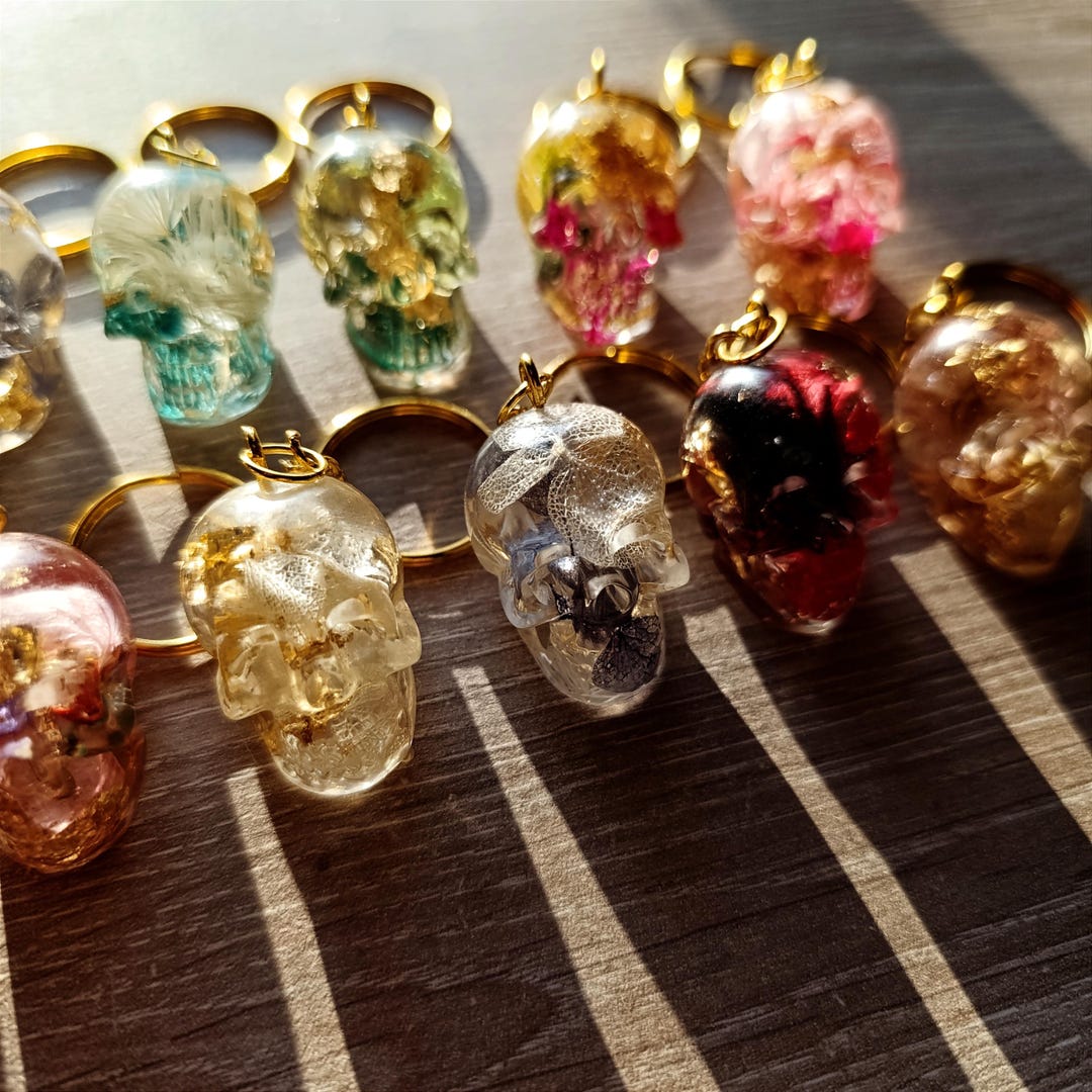 Skull Key Ring in Resin Natural Flowers Gold Silver Skull, Resin Key ...