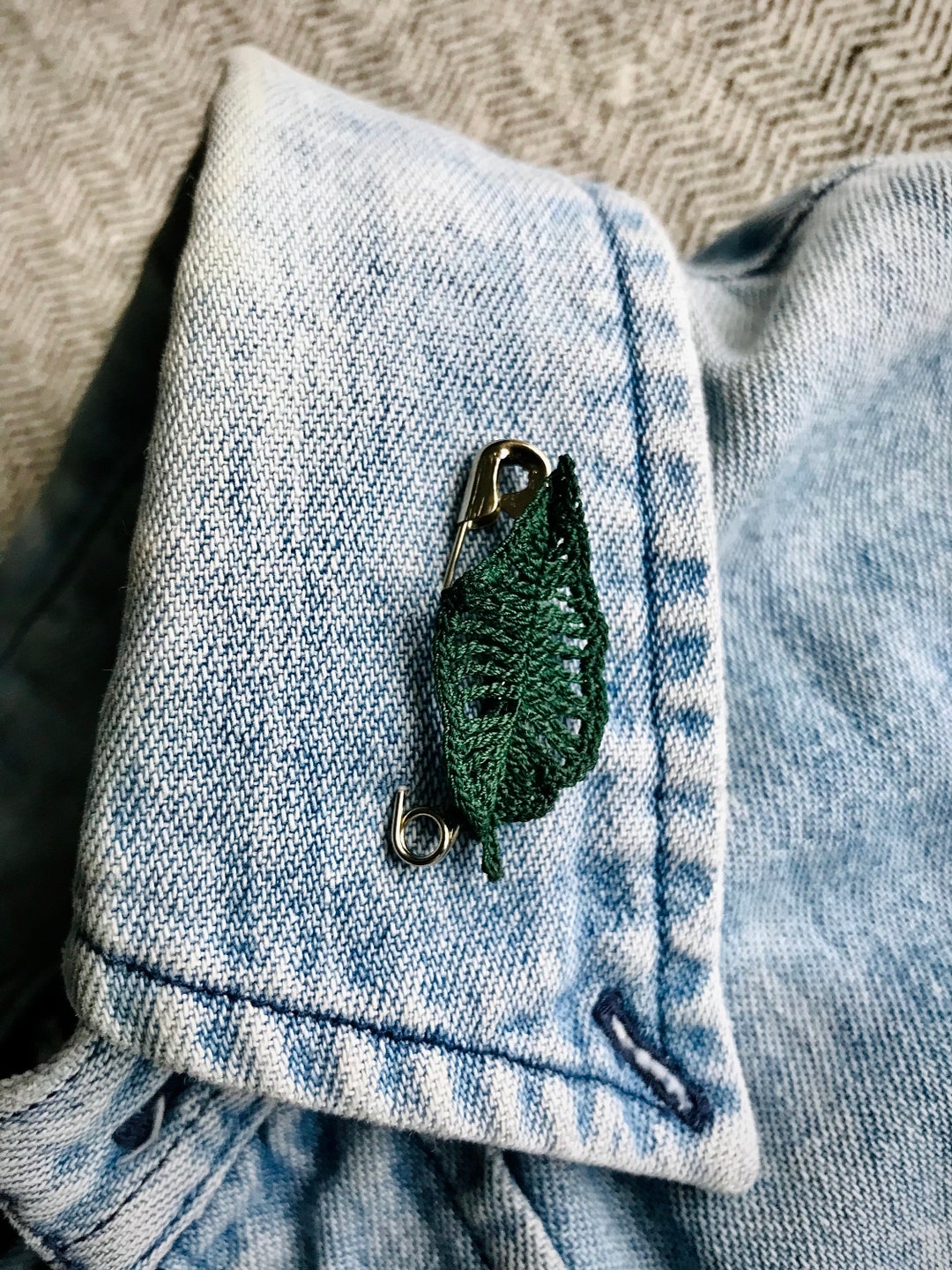 Houseplant leaf pin badge microcrochet green leaf lace brooch - Etsy ...