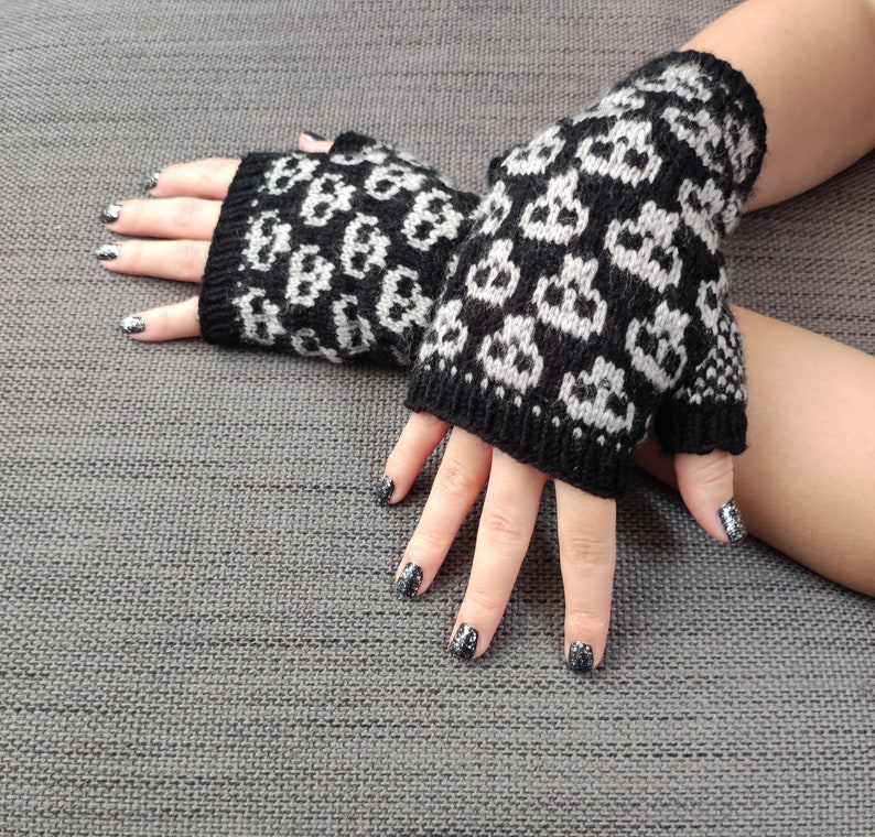 Halloween Skull Mitts - Knitting Pattern - Fingerless Gloves Mittens - Etsy